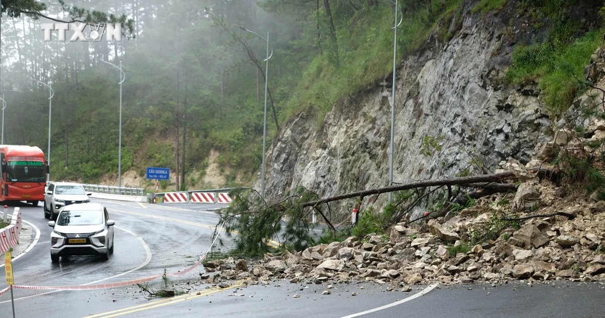 Lâm Đồng: Sau mưa lớn, đất đá sạt lở xuống đèo Prenn | Báo ảnh Dân tộc ...