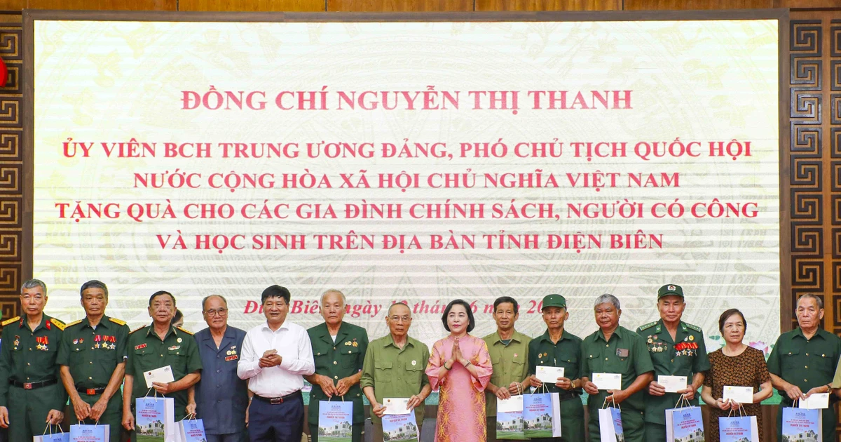 Phó Chủ tịch Quốc hội Nguyễn Thị Thanh thăm và tặng quà tại Điện Biên ...