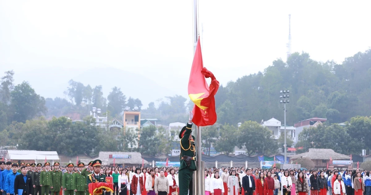 Lai Châu: Hàng nghìn người tham gia Lễ Chào cờ chào năm mới 2025 | Báo ...