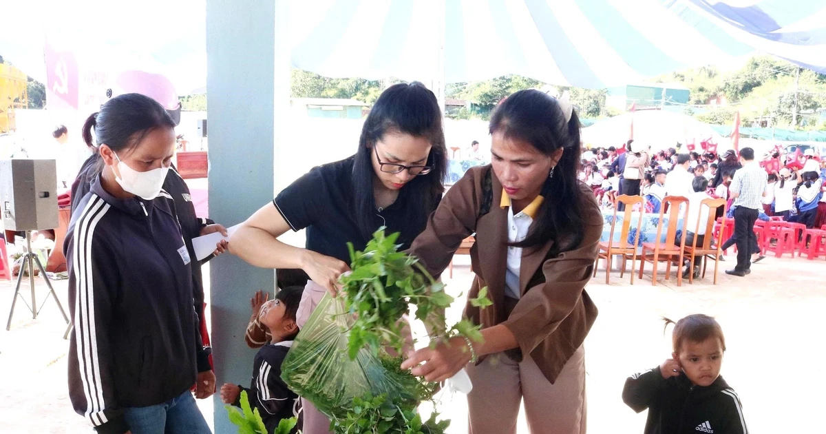 Hỗ trợ đồng bào dân tộc Xơ Đăng qua phiên chợ '0 đồng và có đồng' | Báo ...