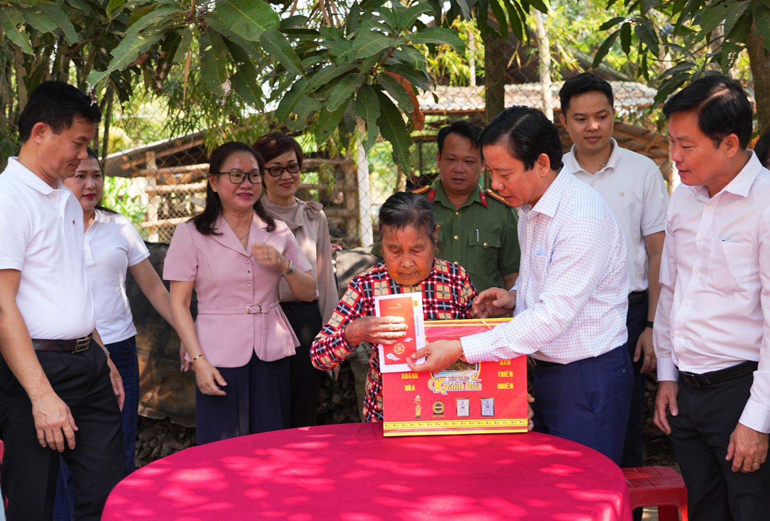 Sắc Xuân của sẻ chia và trách nhiệm nơi biên giới Tây Nam | Báo ảnh Dân ...