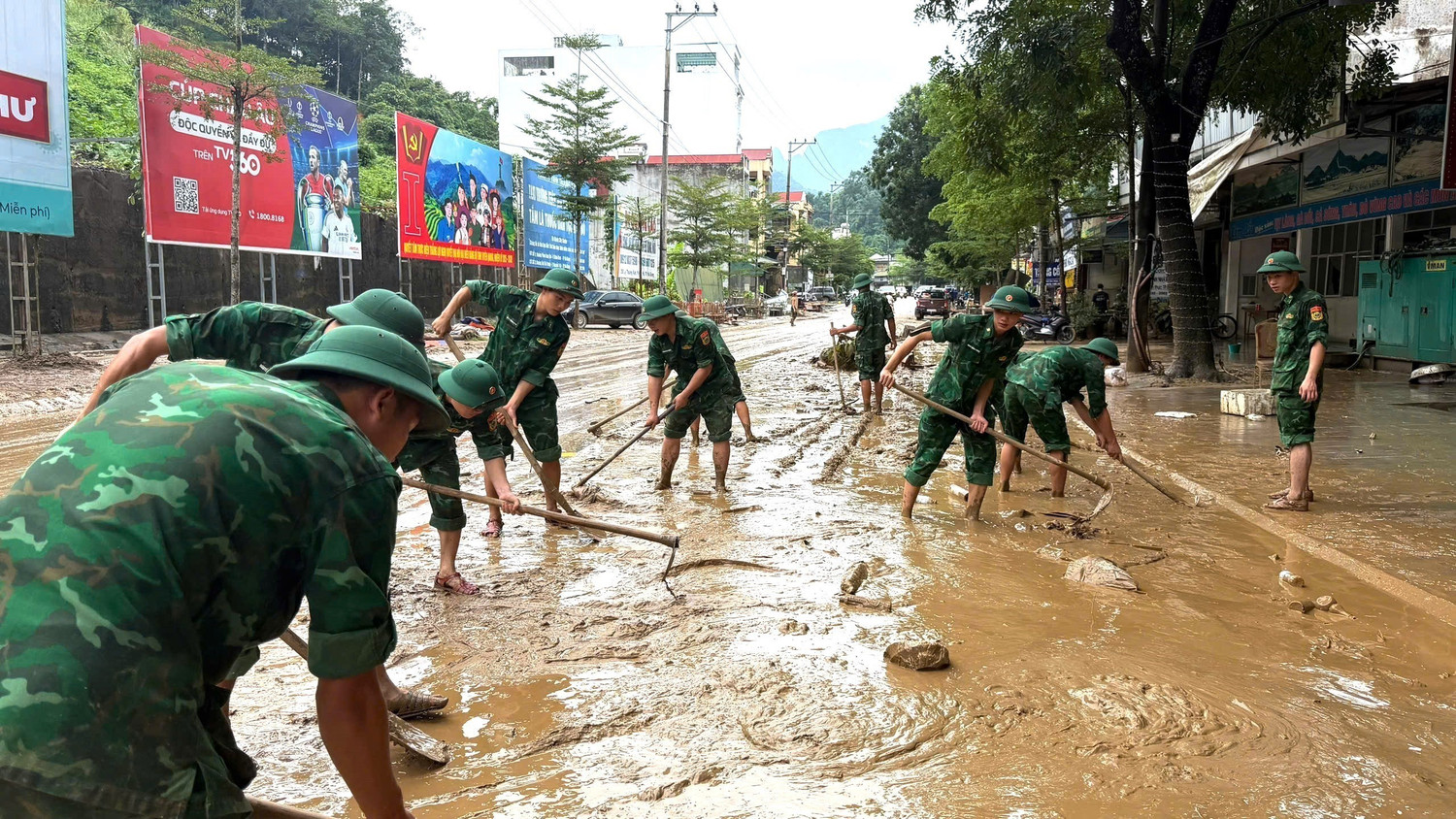 Tình Người Ấm Áp Giữa Lũ Lụt Tuyên Quang Tháng 10/2025 | Báo ảnh Dân ...