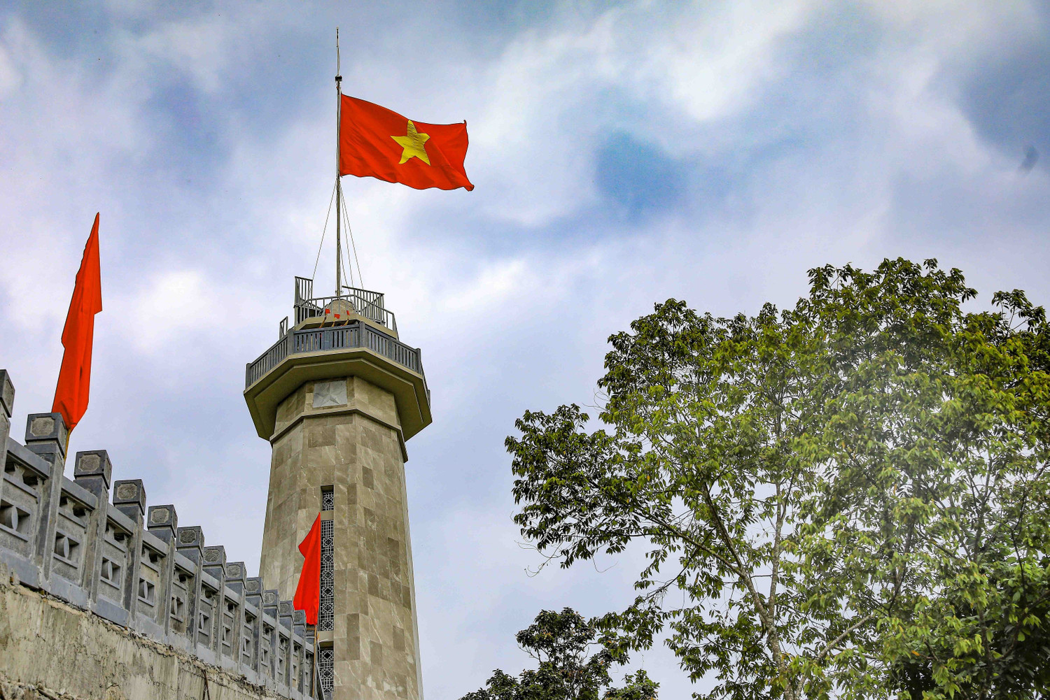 Cột cờ A Pa Chải - dấu ấn chủ quyền nơi cực Tây Tổ quốc - Báo An Giang ...